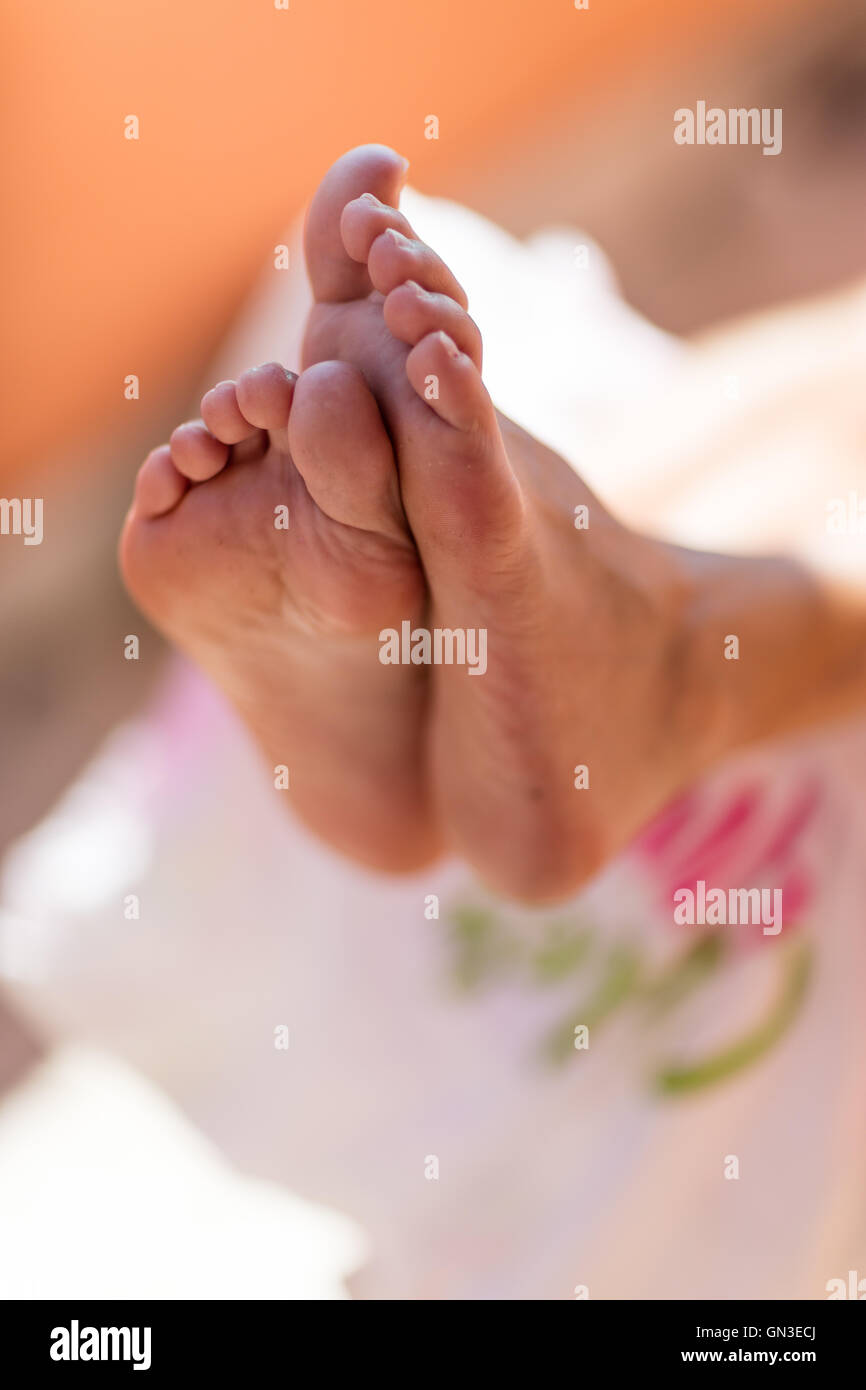 feet of lying wmoan this summer Stock Photo - Alamy