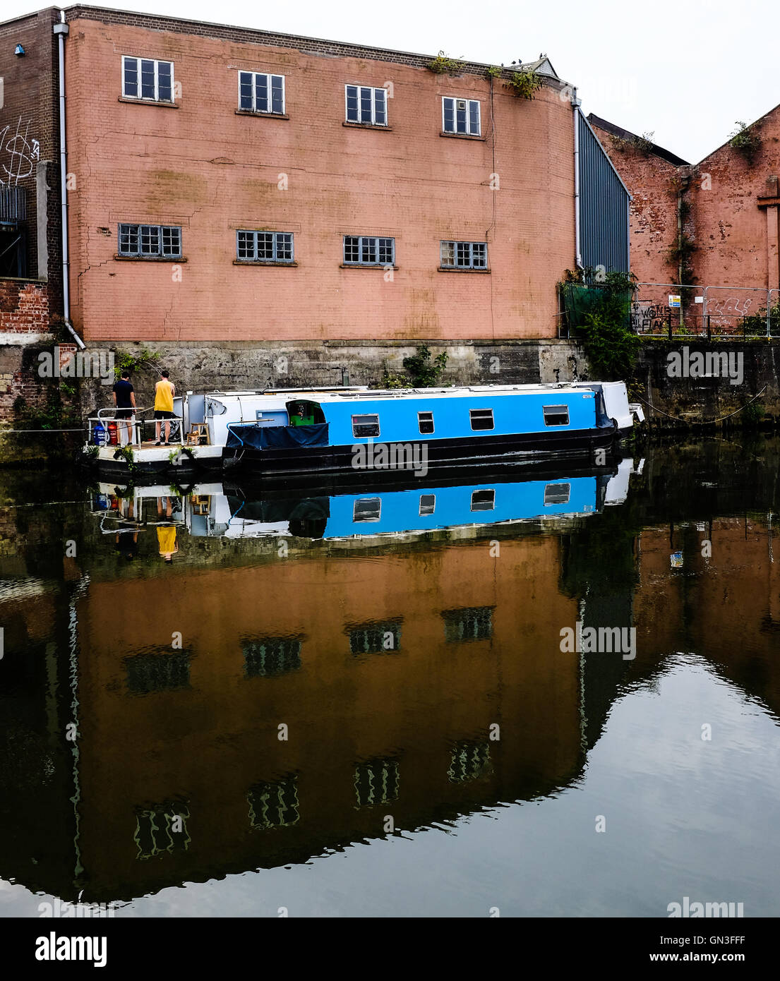 Reflection mirror opposite hi-res stock photography and images - Alamy
