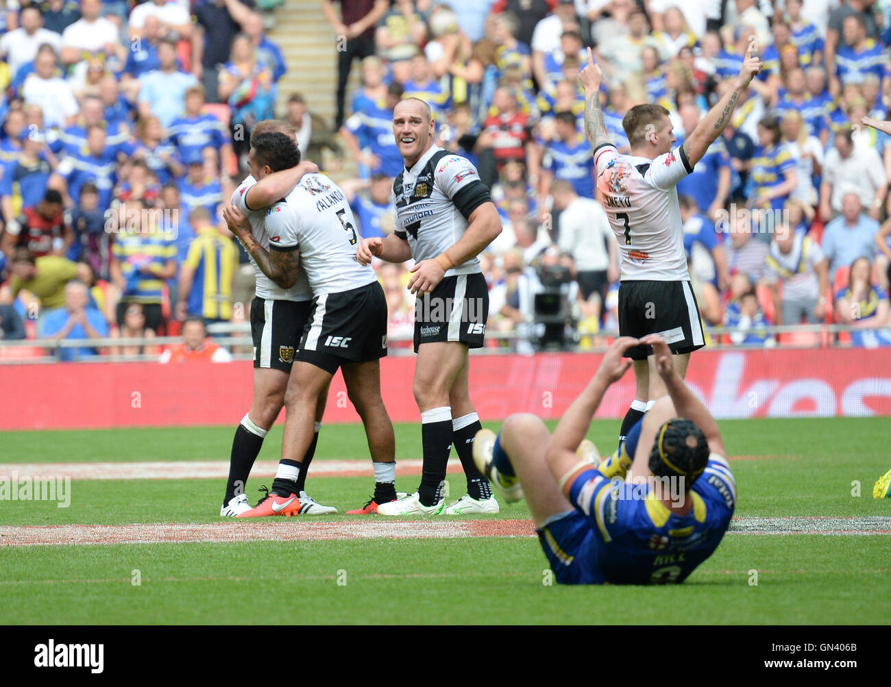 Hull FC players celebrate victory during the Challenge Cup Final match ...