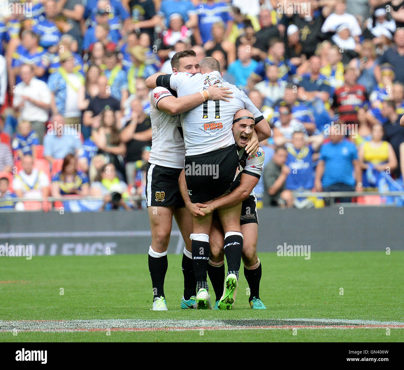 Hull FC players celebrate victory during the Challenge Cup Final match ...