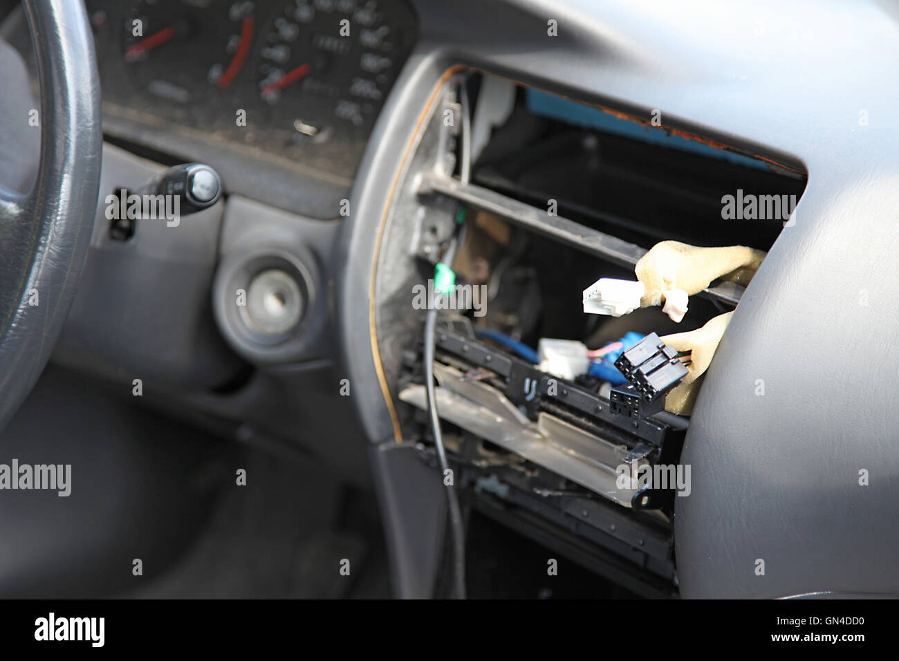 Broken radio hi-res stock photography and images - Alamy