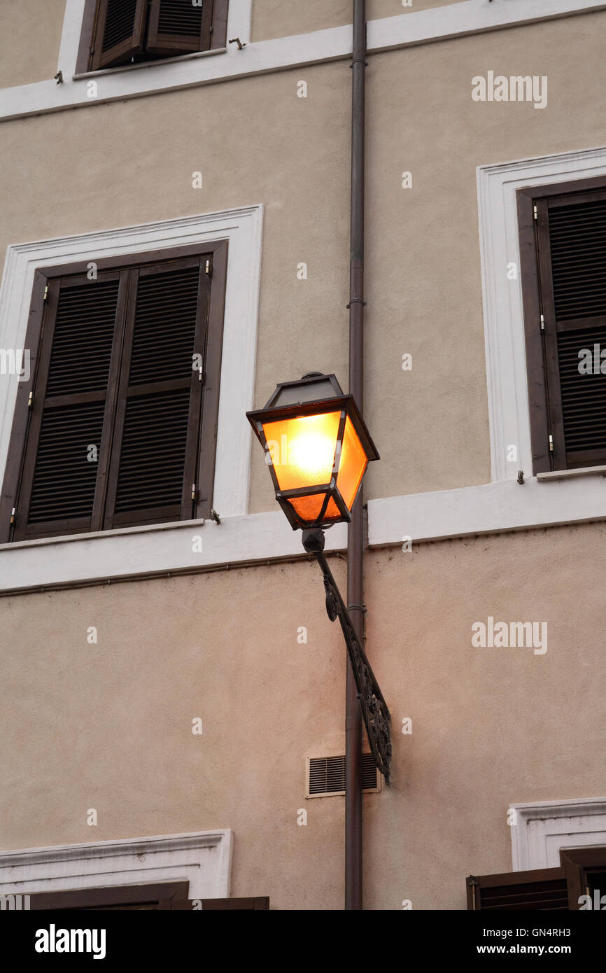 Vintage street light lamp hi-res stock photography and images - Alamy