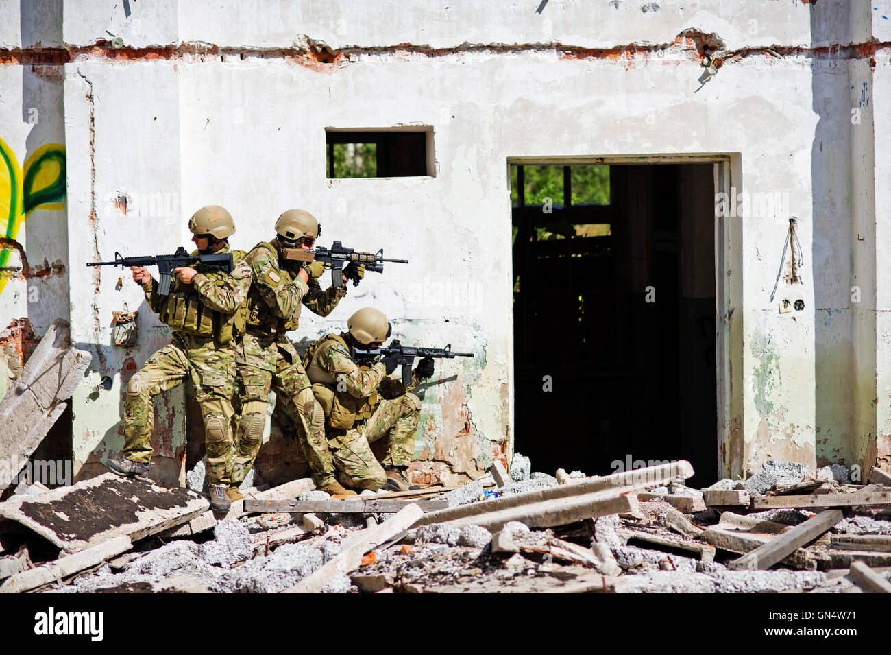 Soldier in action hi-res stock photography and images - Alamy