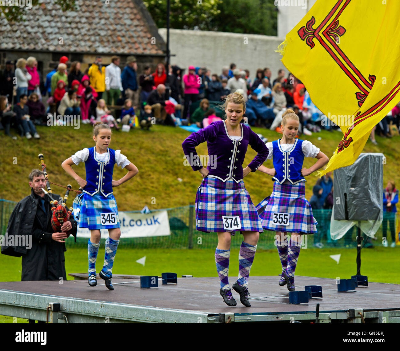 Highland games scotland children hi-res stock photography and images ...
