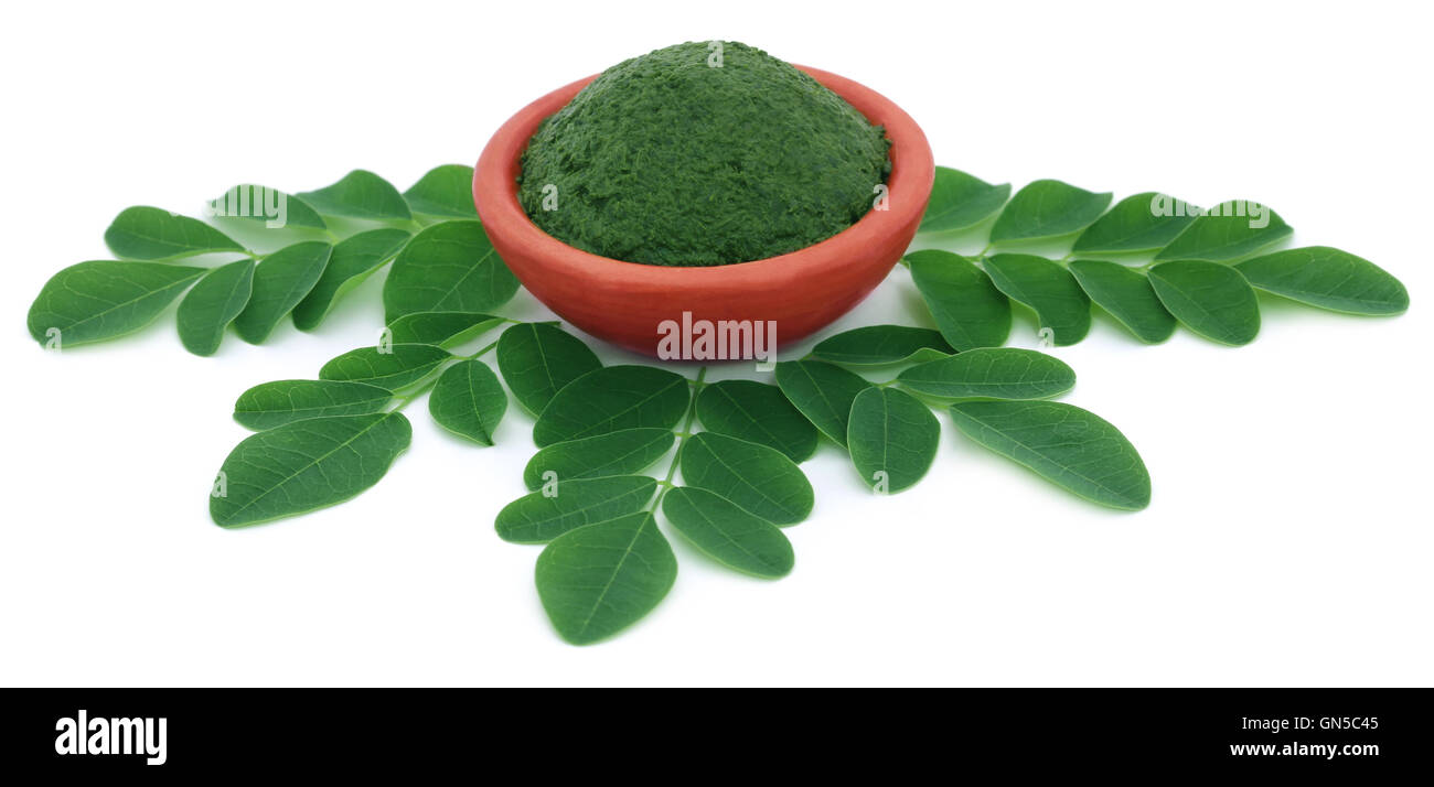 Edible moringa leaves with ground paste in a pottery Stock Photo - Alamy
