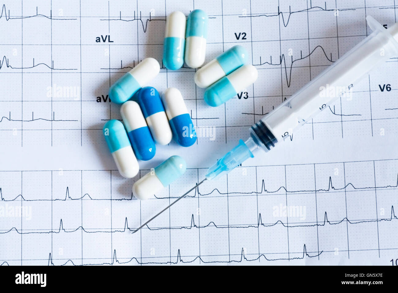 Syringe and tablets Stock Photo - Alamy
