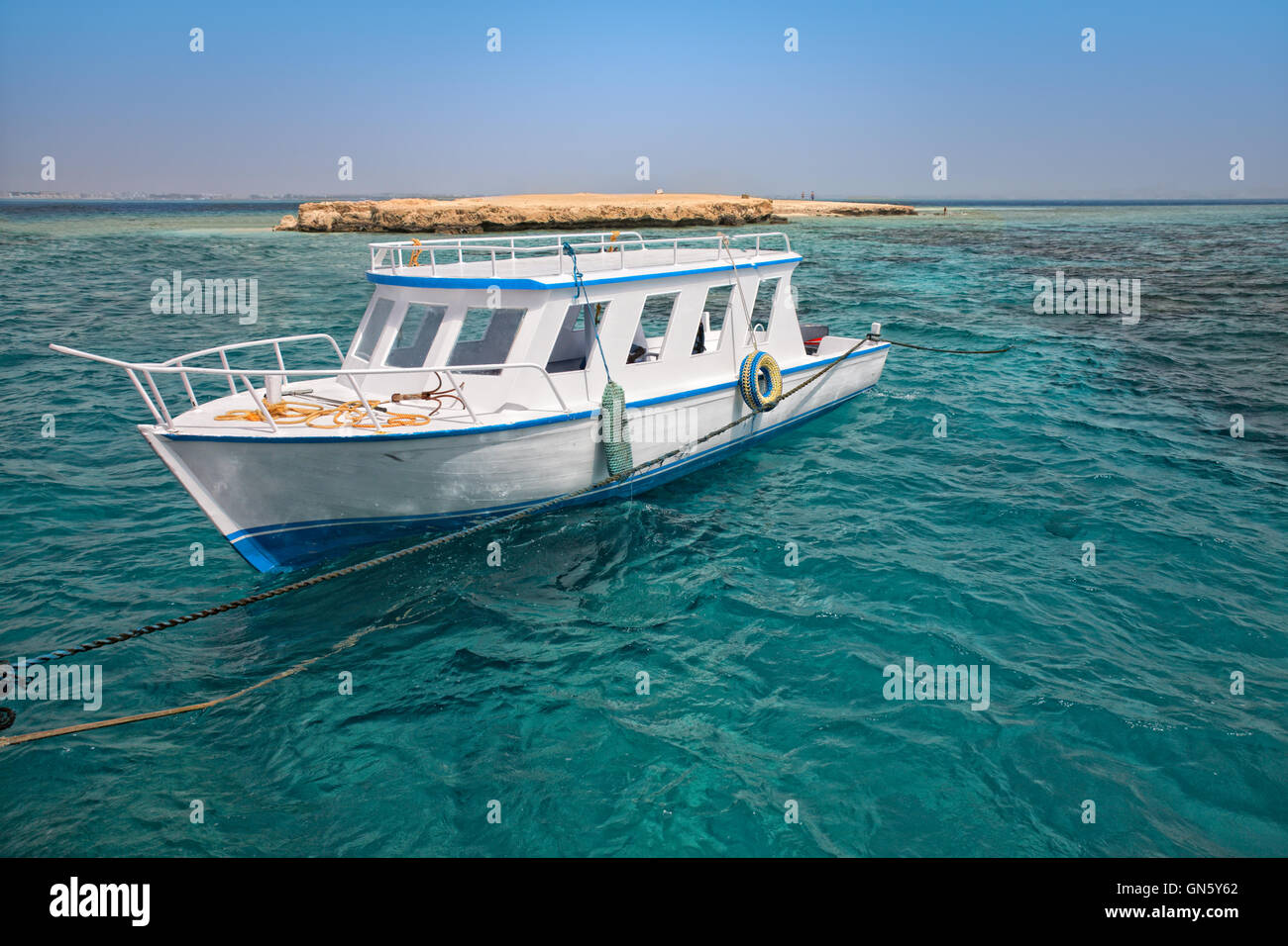 snorkeling boat close to coral reef Stock Photo - Alamy