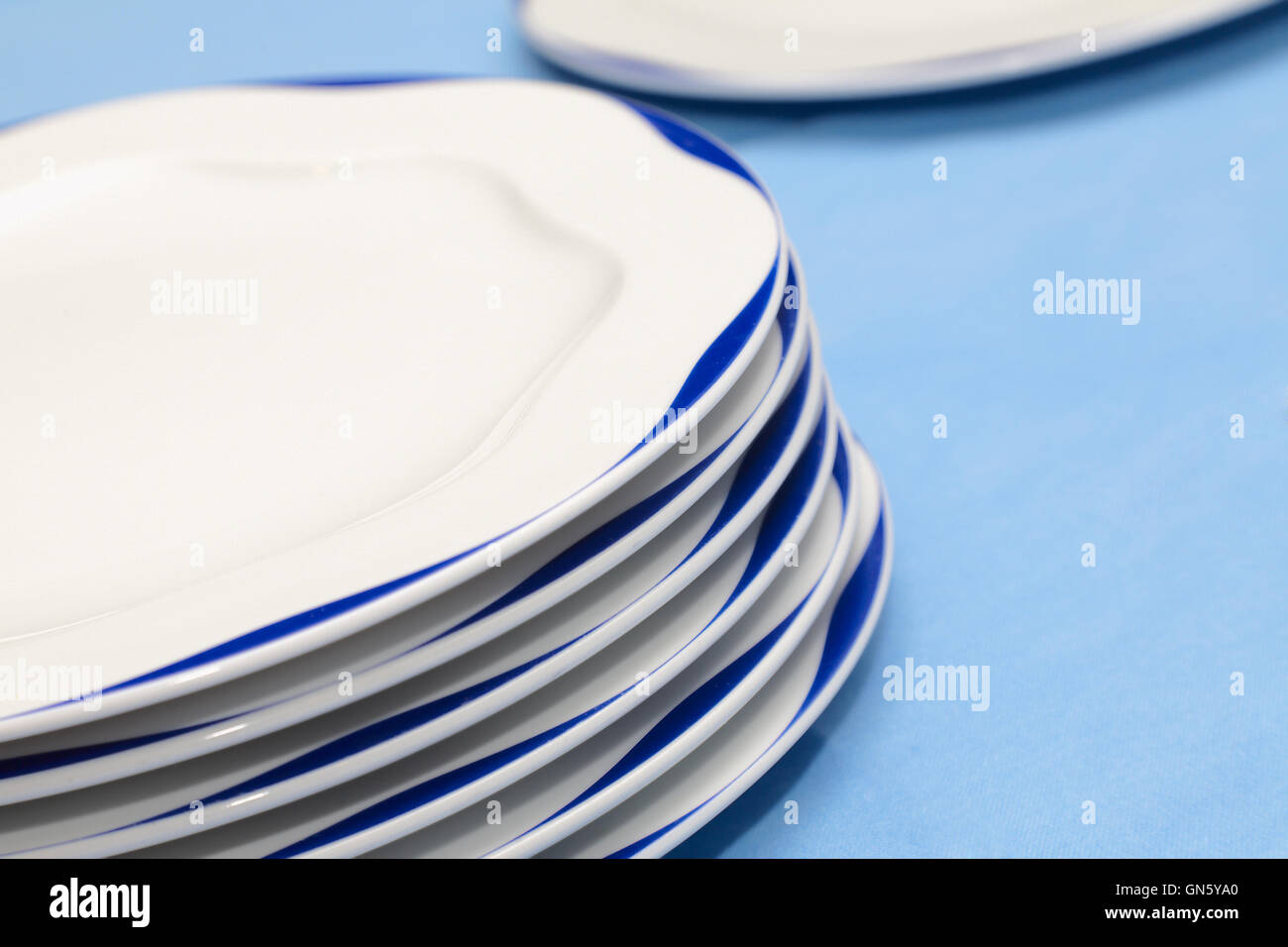 heap of plates Stock Photo - Alamy
