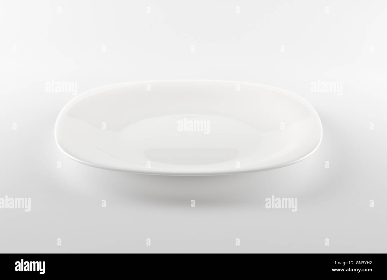 empty white dish Stock Photo - Alamy