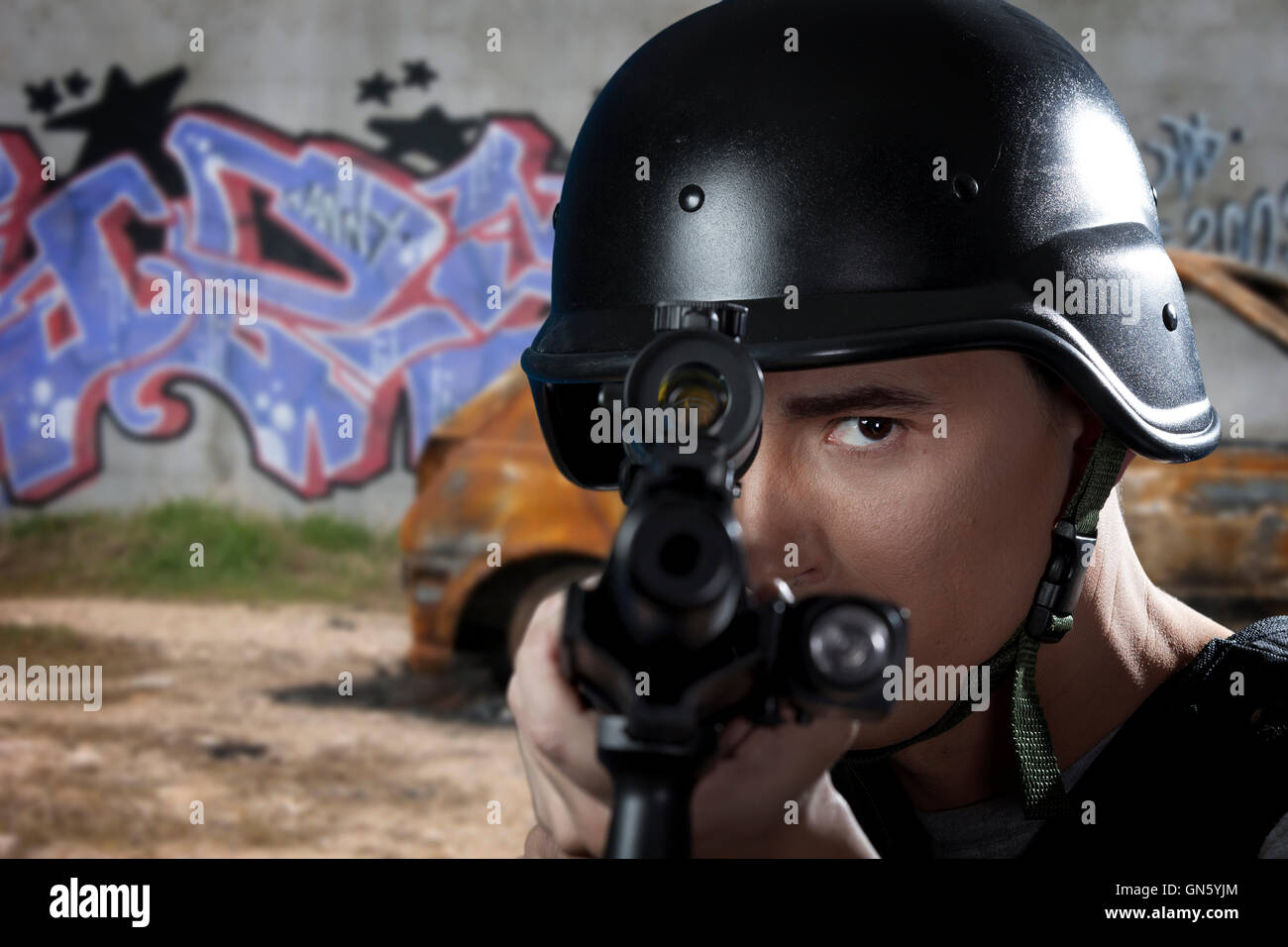 Police officer aiming a shotgun Stock Photo - Alamy