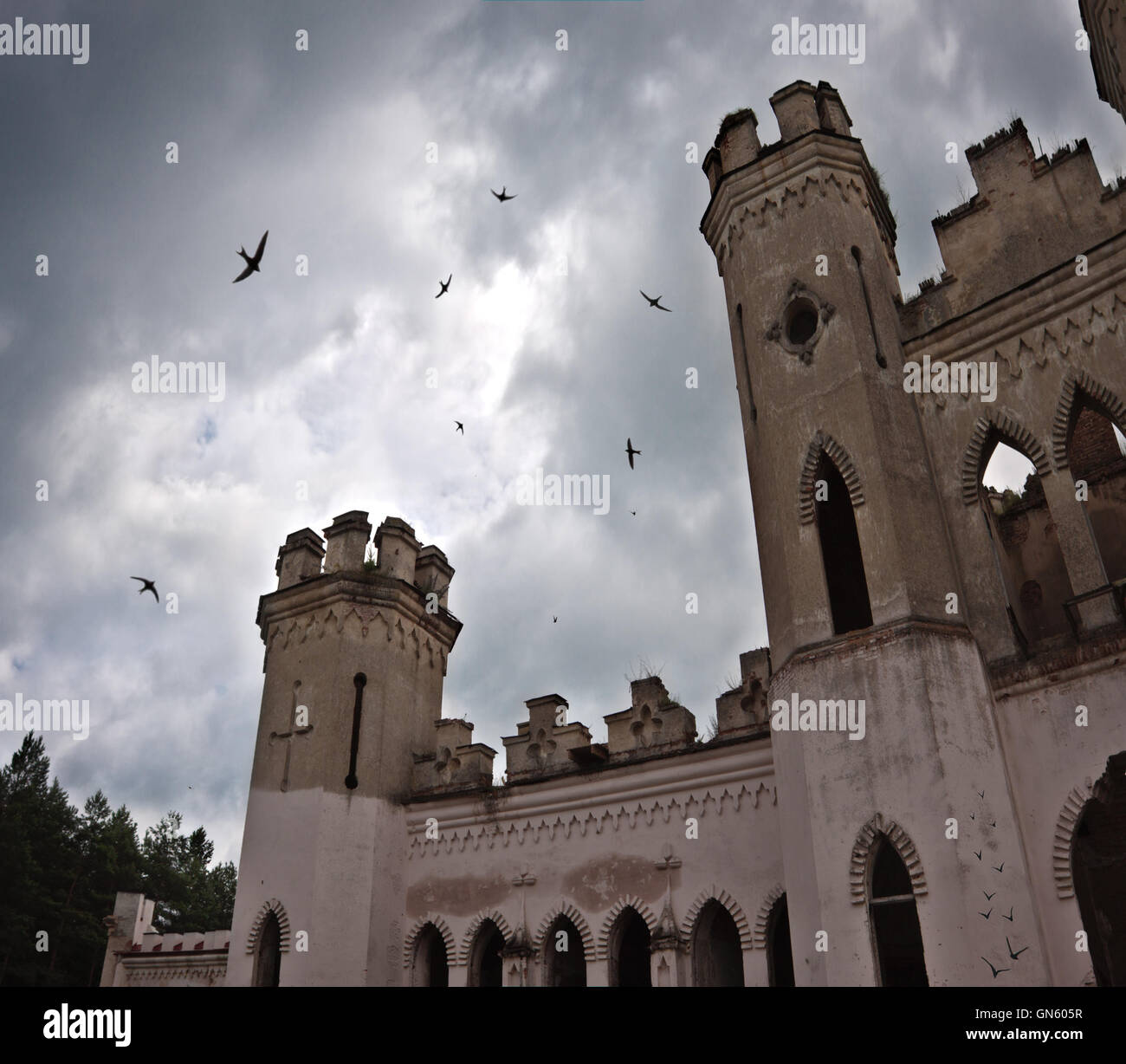 Gothic castle dark hi-res stock photography and images - Alamy