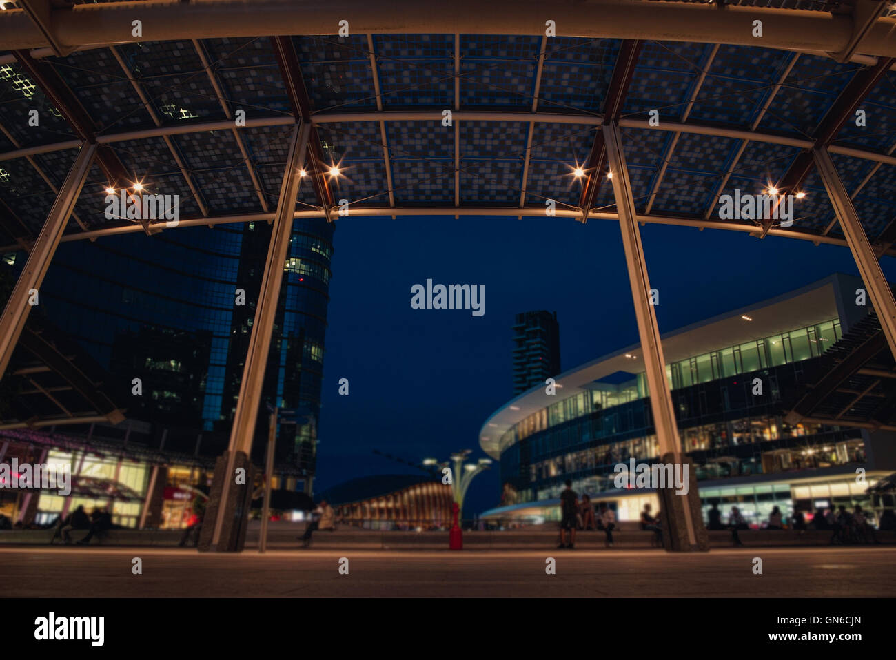 City shopping plaza hi-res stock photography and images - Alamy