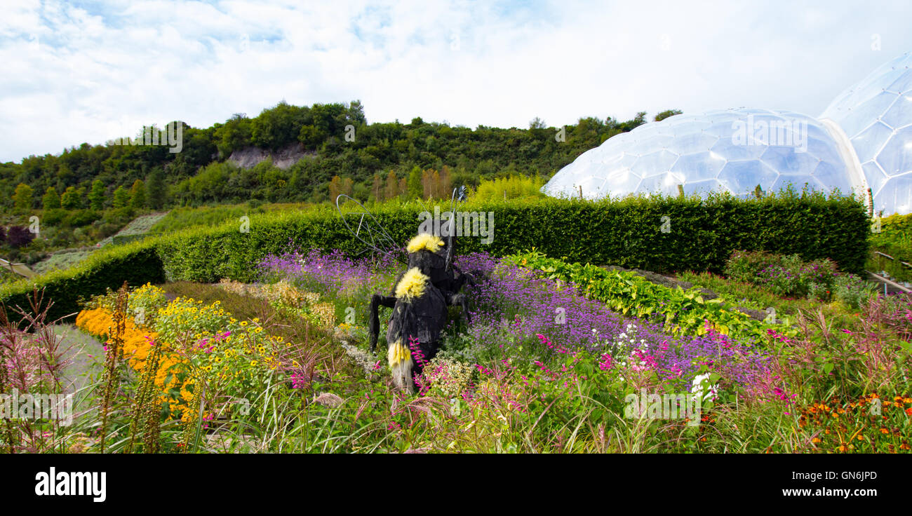 Bee sculpture hi-res stock photography and images - Alamy