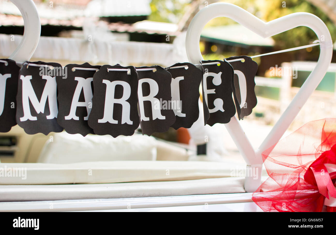 Just married note hanging from the wedding car seat Stock Photo - Alamy