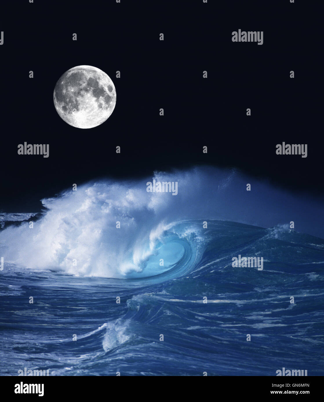 Breaking waves beach moon hi-res stock photography and images - Alamy