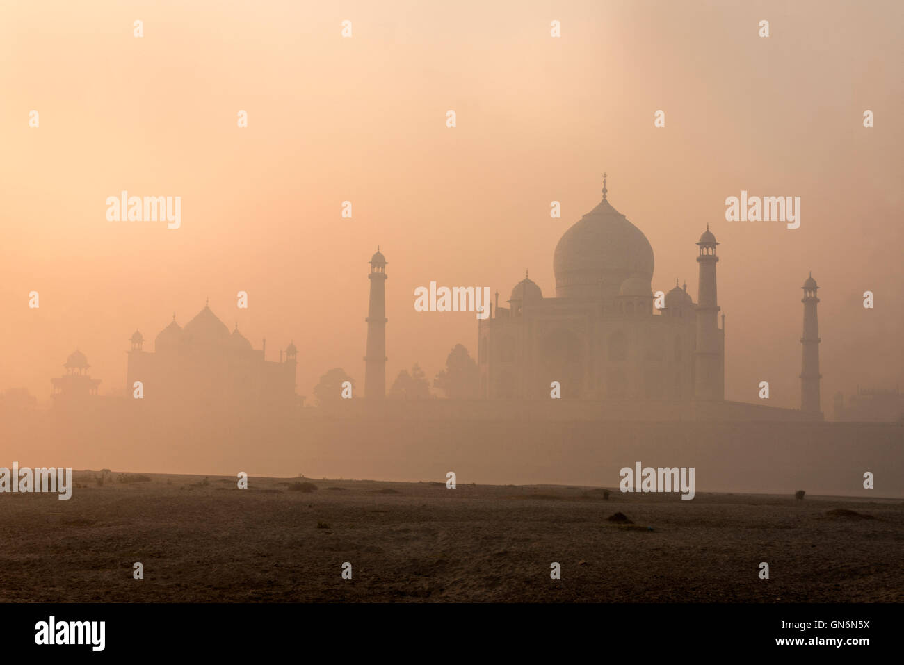 The rising sun in the early morning mist over the Taj Mahal in Agra ...
