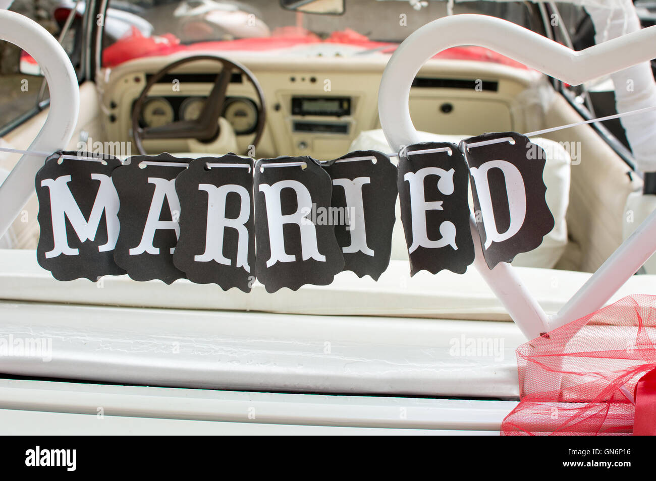 Just married note hanging from the wedding car seat Stock Photo - Alamy