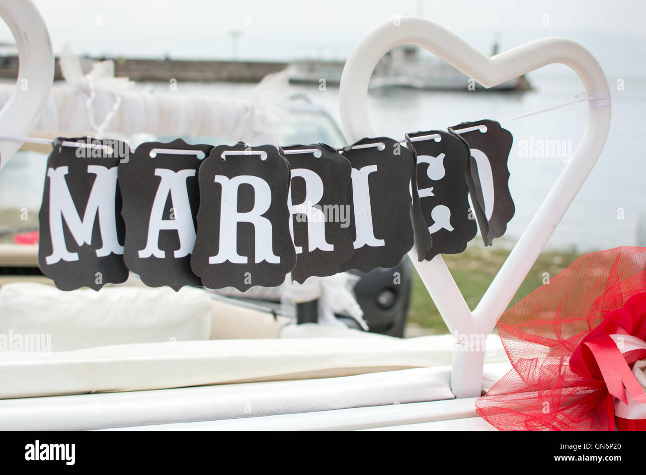 Just married note hanging from the wedding car seat Stock Photo - Alamy