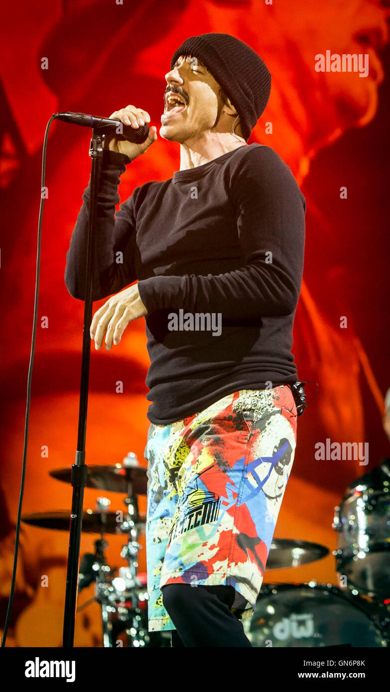 Red Hot Chili Peppers lead singer Anthony Kiedis performs during the ...