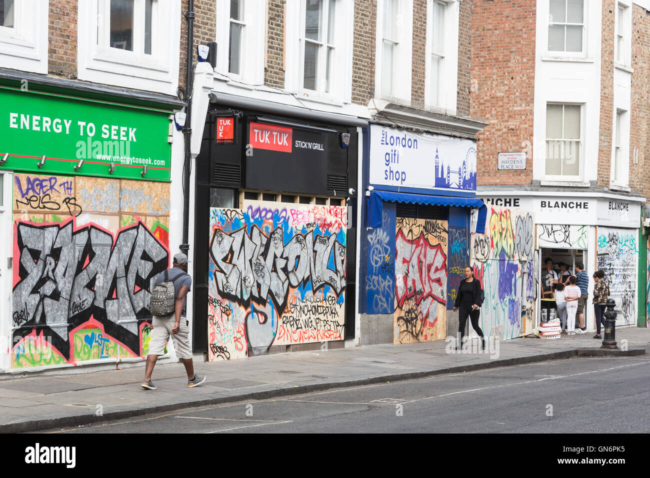Boarded up shops in Portobello Road during Notting Hill Carnival ...
