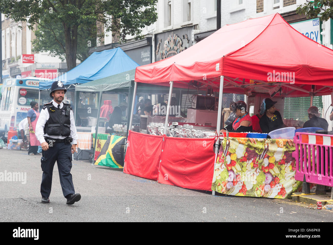 A police officer in Golborne Road at Notting Hill Carnival Stock Photo ...