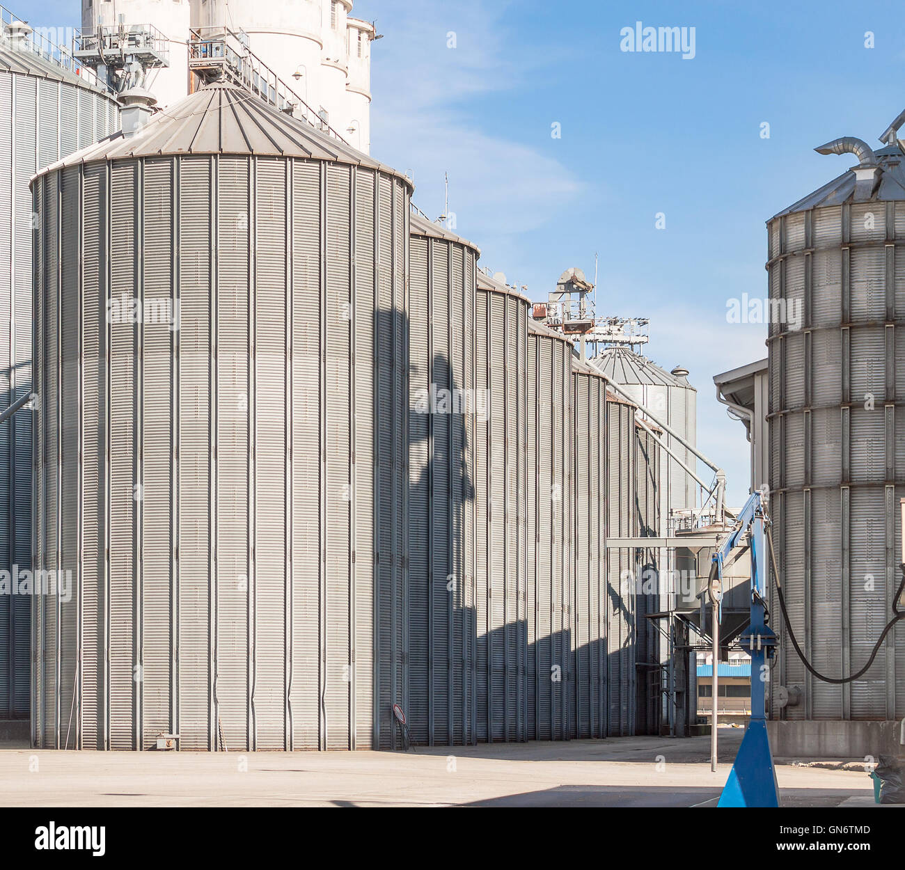 Farm silos field storage silo hi-res stock photography and images - Alamy