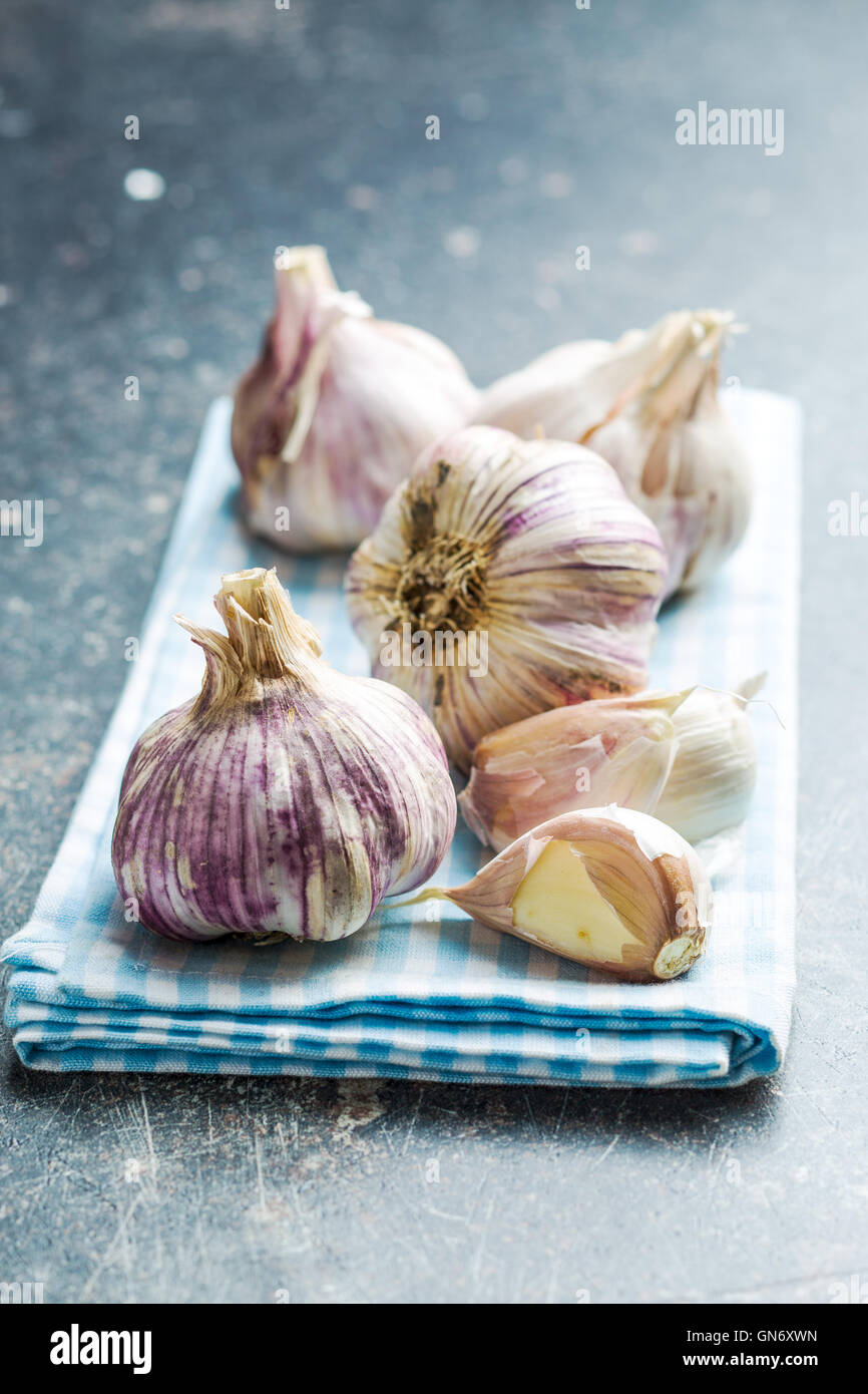 The fresh garlic on kitchen table Stock Photo - Alamy