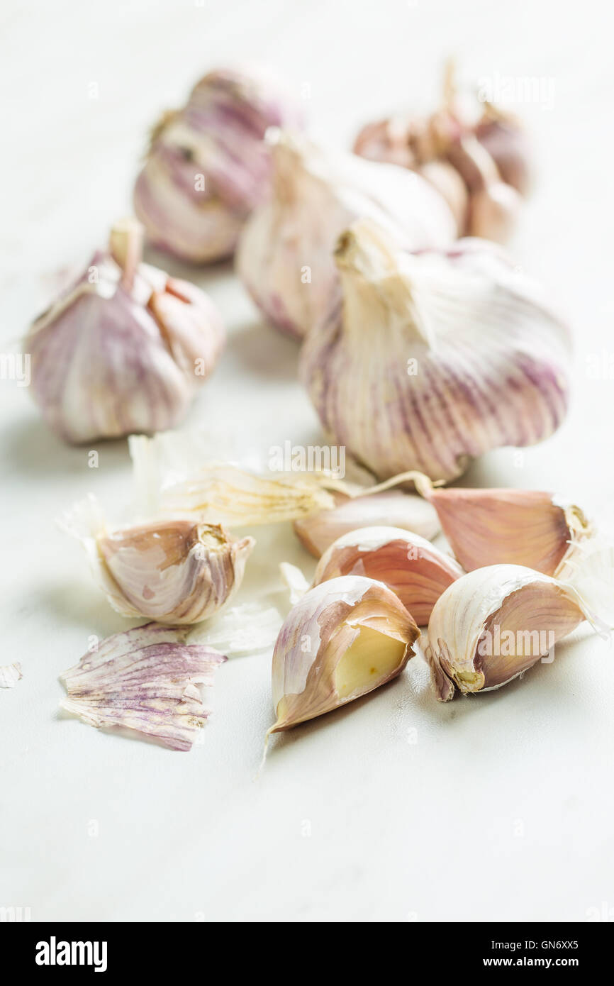 The fresh garlic on kitchen table Stock Photo - Alamy