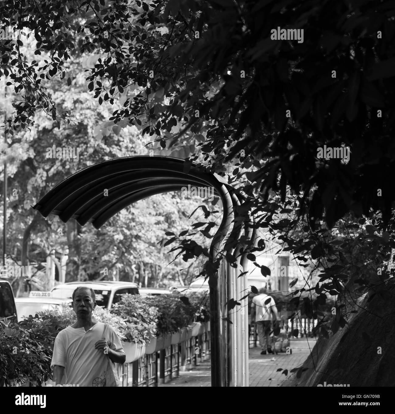 Man walking under a bus stop, Wylie road, Mong Kok, Hong Kong Stock ...
