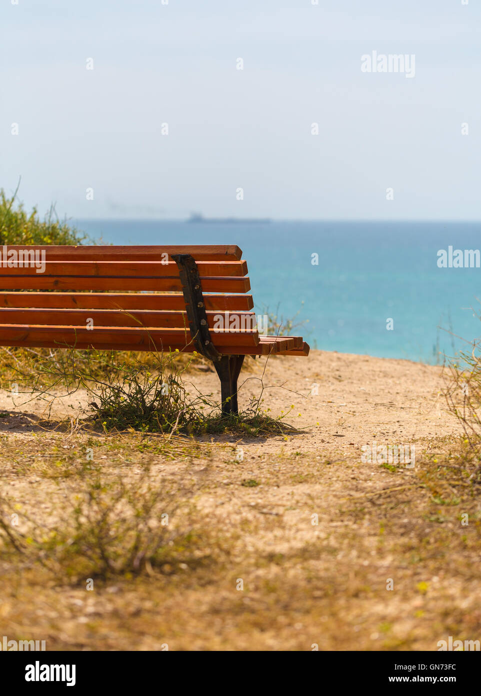 Empty bench sea beach blue hi-res stock photography and images - Alamy