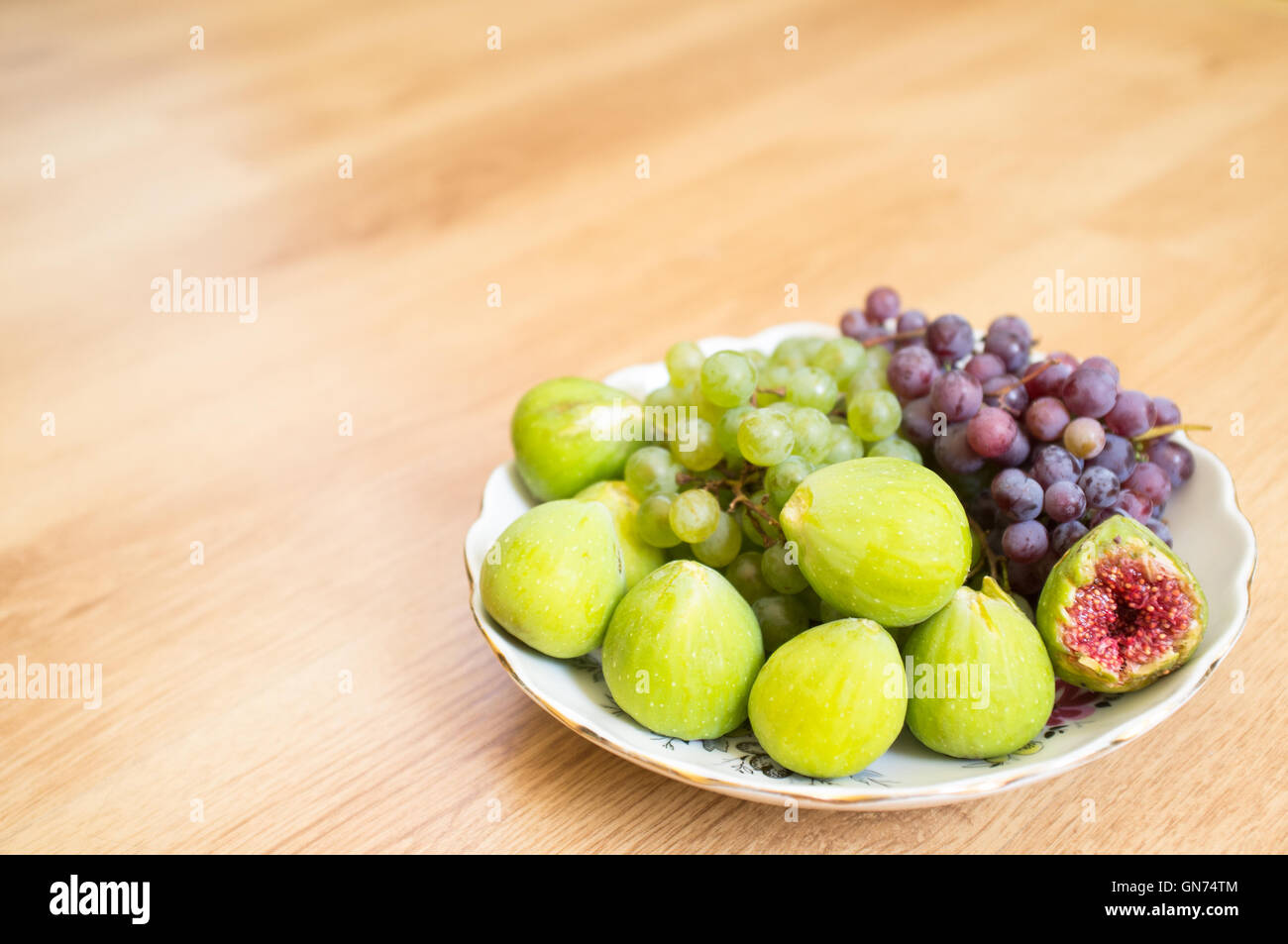 Fresh figs and grape Stock Photo - Alamy