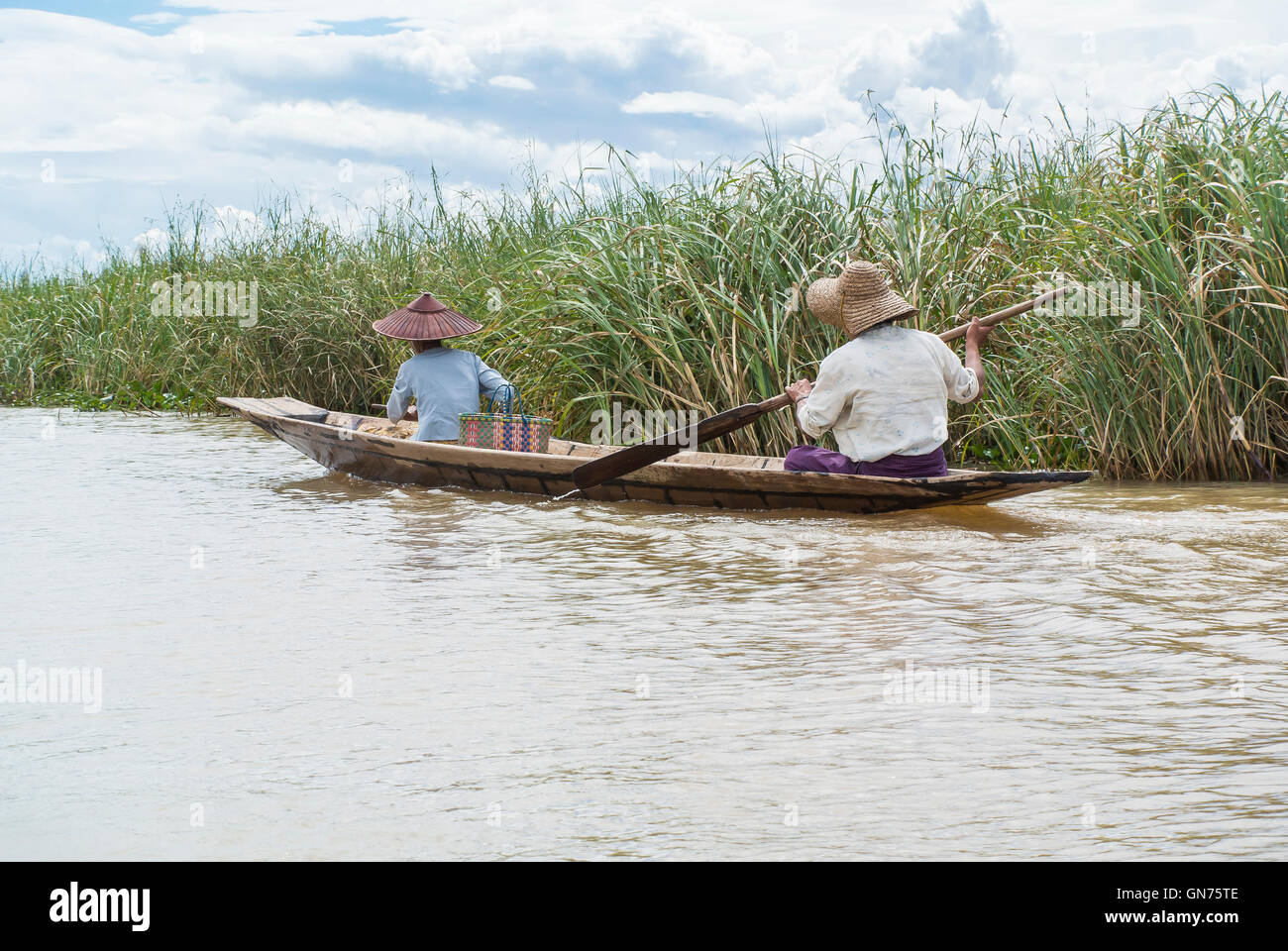 Burmese rowing boat hi-res stock photography and images - Alamy