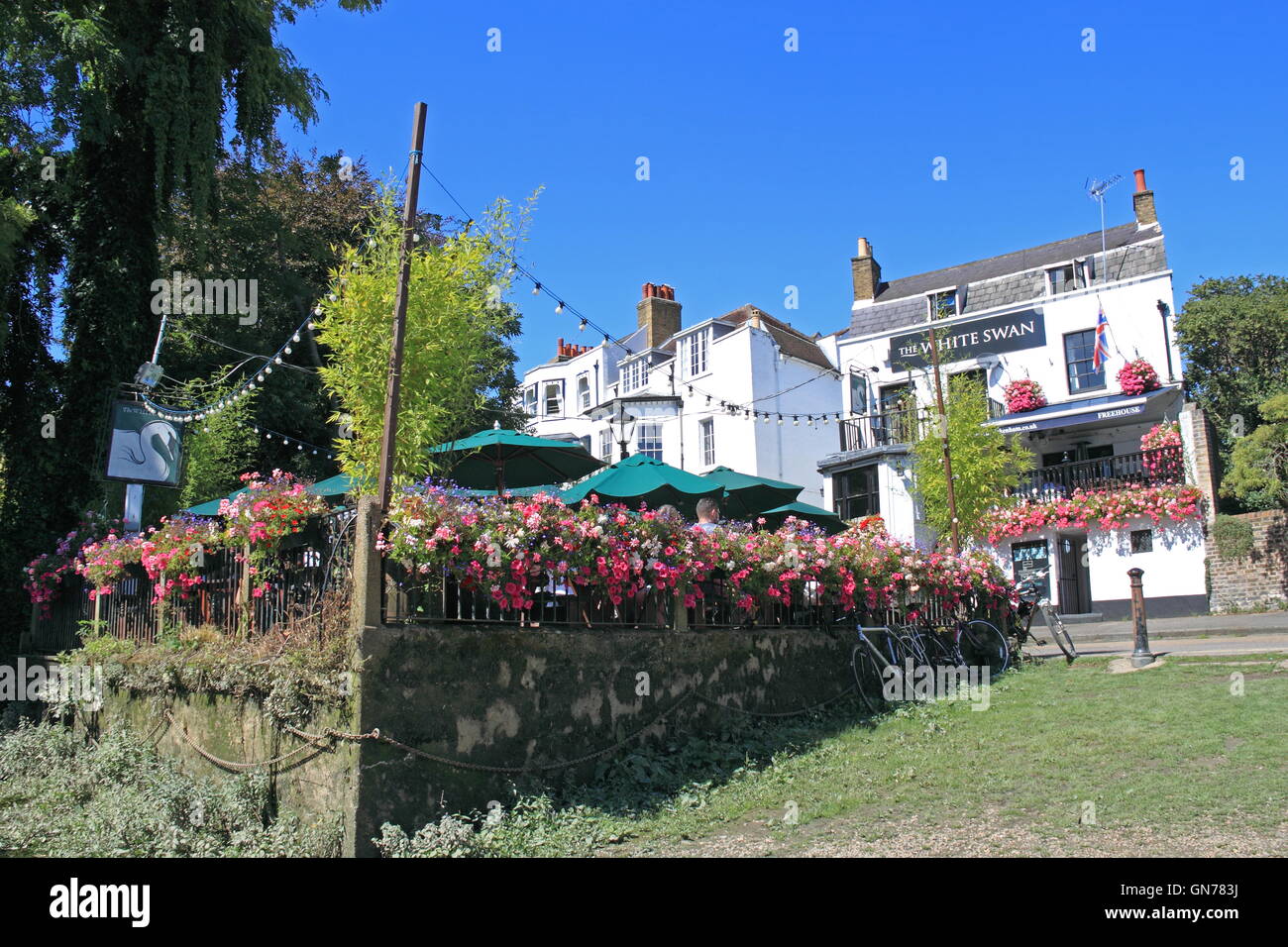 Pub thames waterside riverside hi-res stock photography and images - Alamy