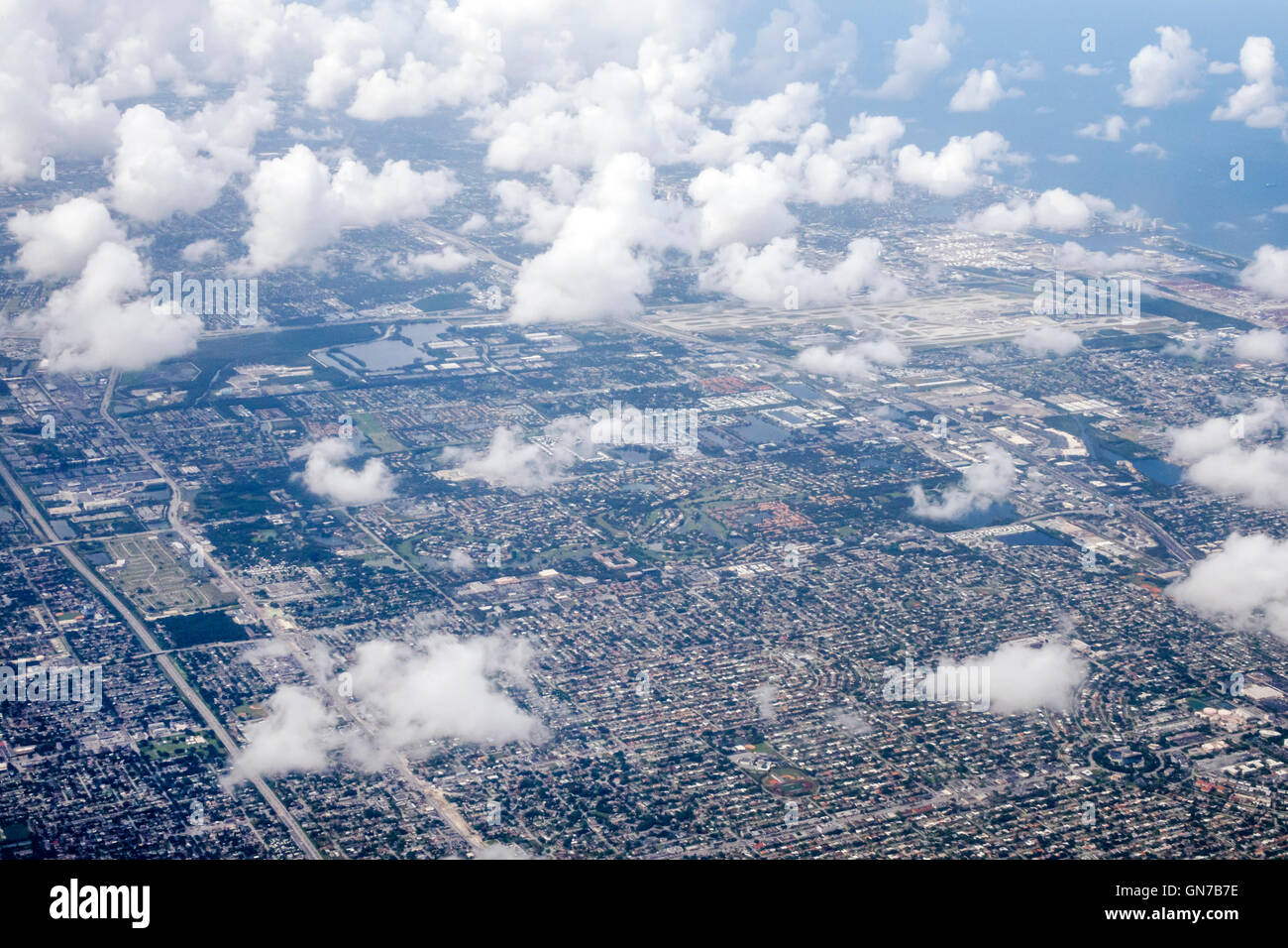 Aircraft in flight hi-res stock photography and images - Alamy