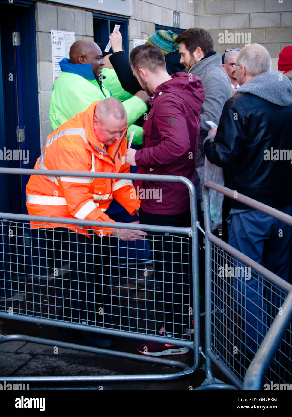Body search hi-res stock photography and images - Alamy