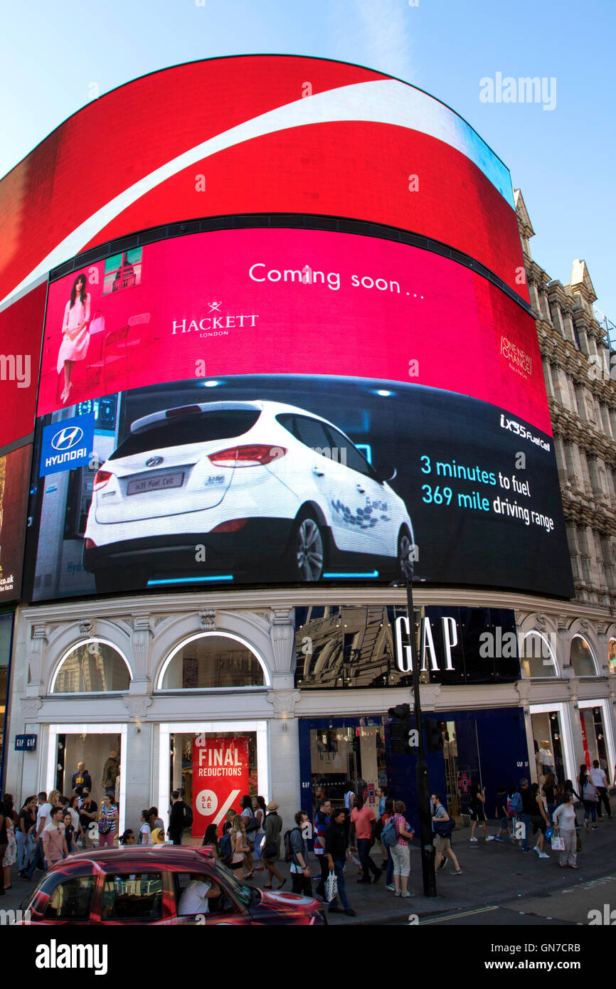 Piccadilly Circus road junction, Neon signs and public space of London ...