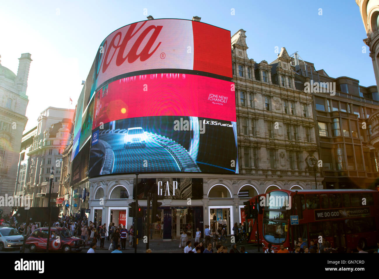 Piccadilly Circus road junction, Neon signs and public space of London ...