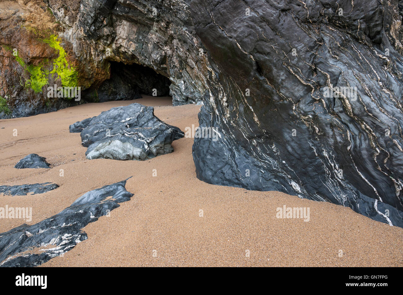 Coast cave cornwall hi-res stock photography and images - Alamy