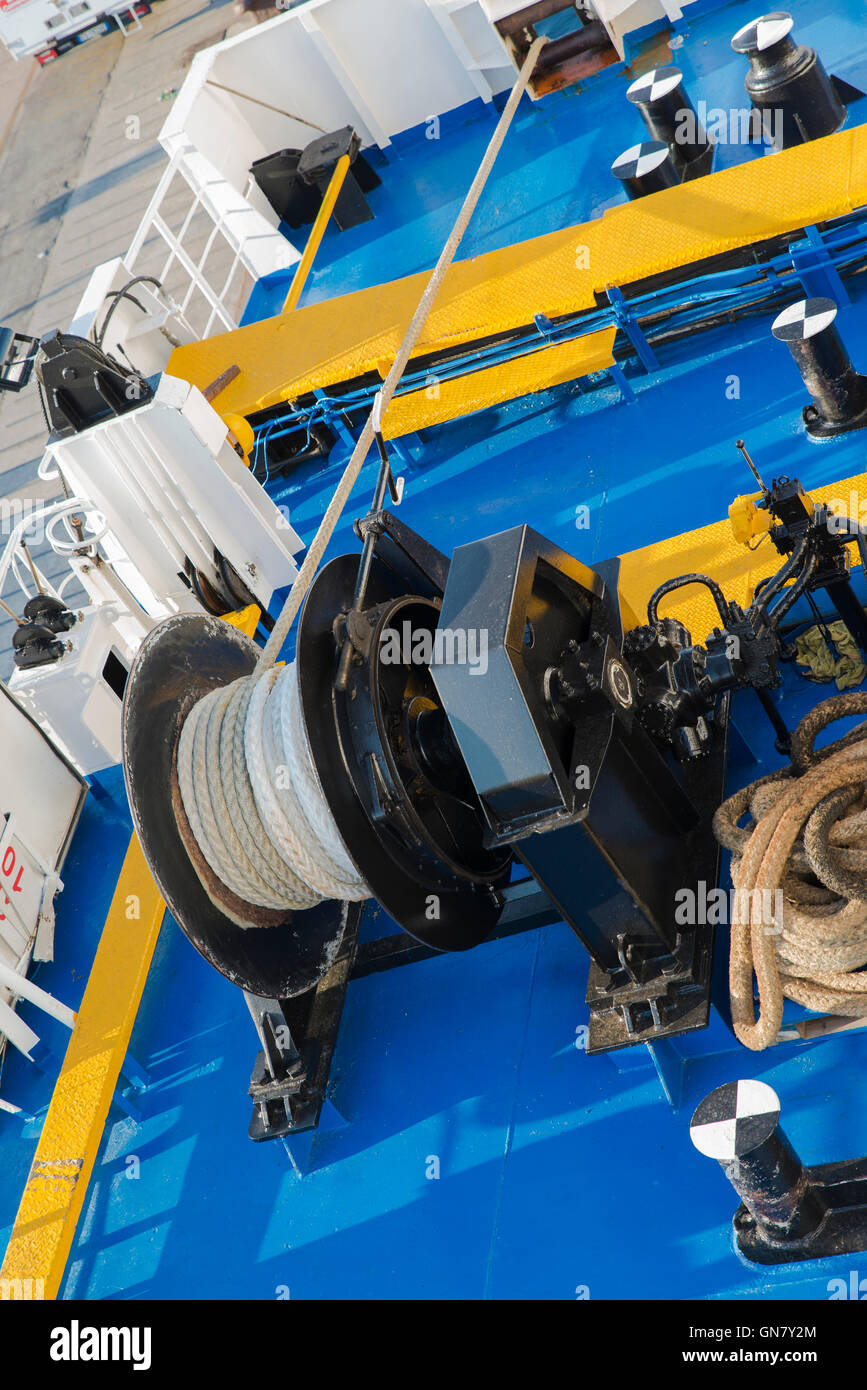 Detail of ropes and tie rods on the deck of the ship Stock Photo - Alamy