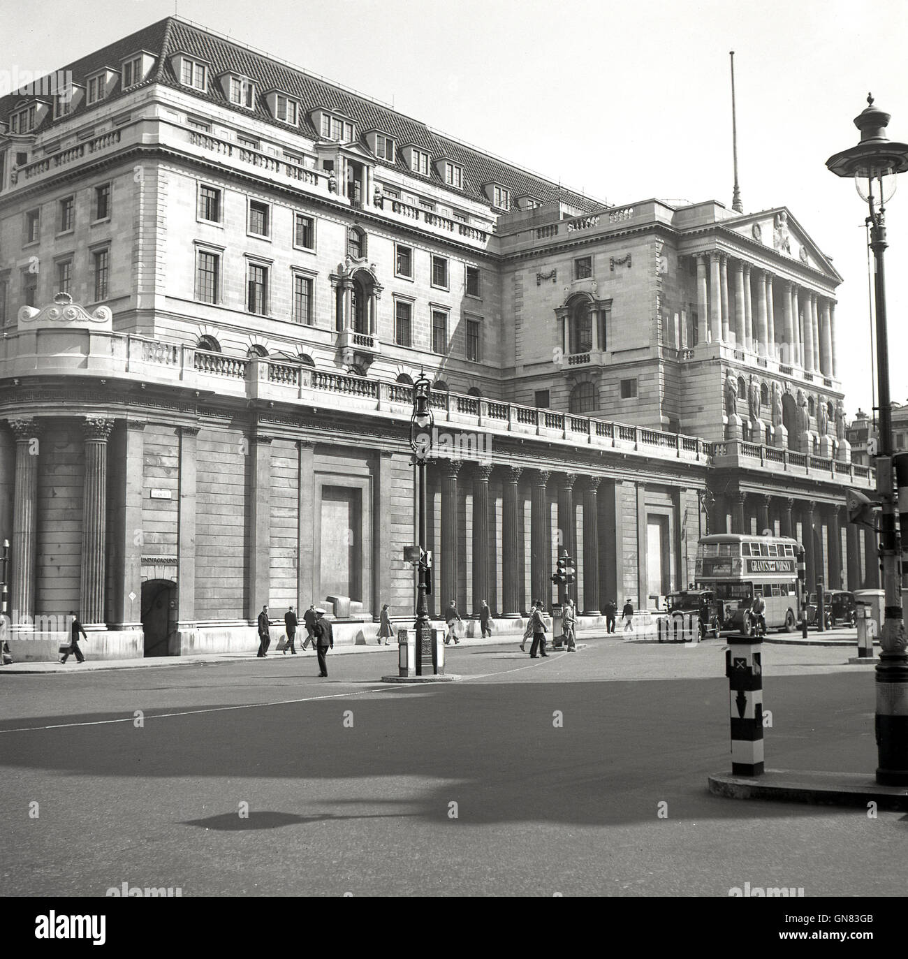 1950s historical view of the Bank of England in Threadneedle Street in ...