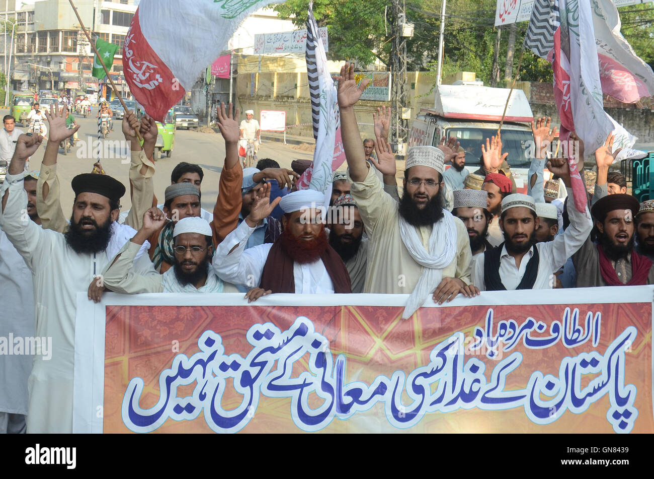 Pakistan. 28th Aug, 2016. Pakistani activists of a religious group ...