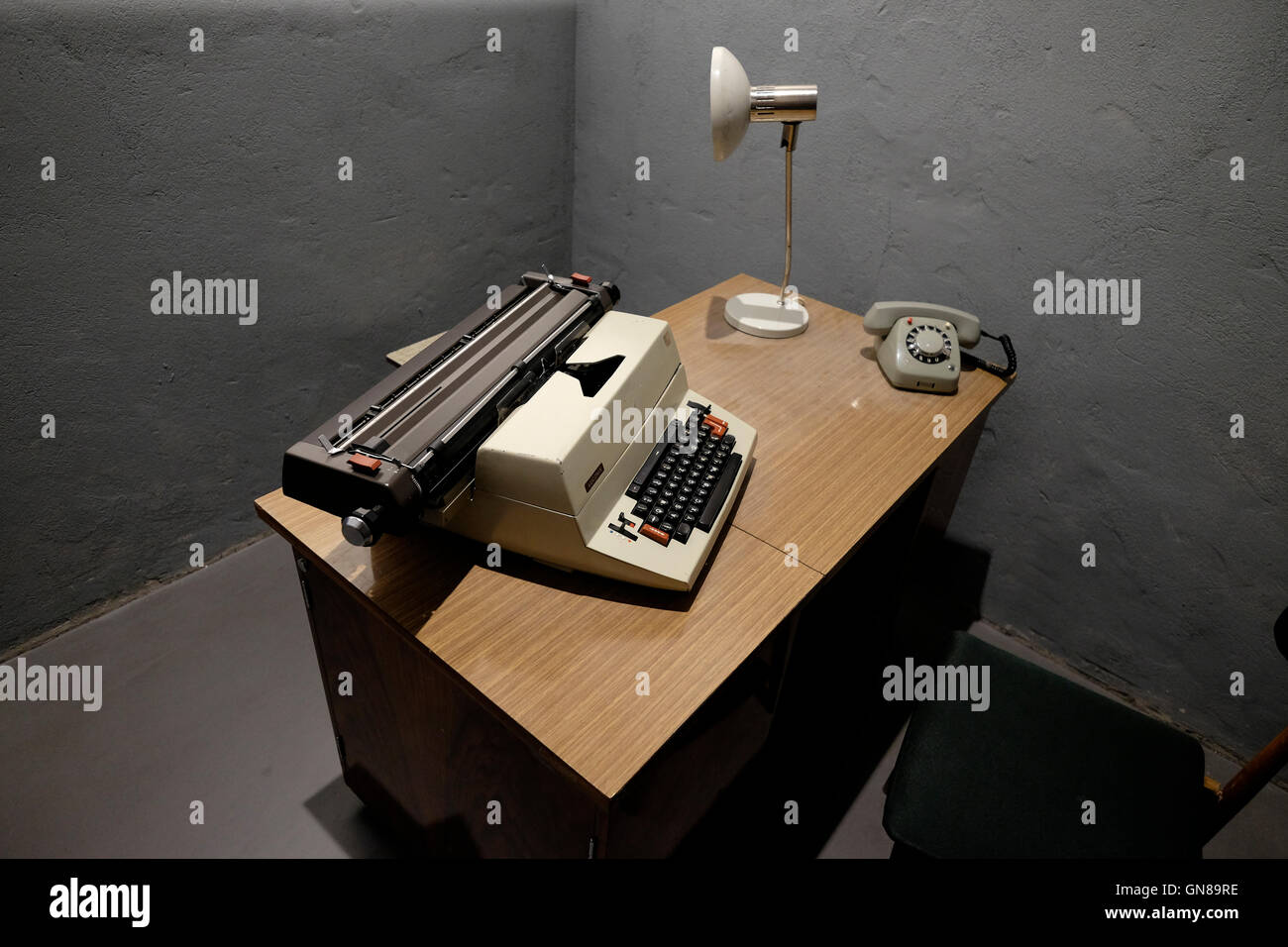 Interrogation room and table hi-res stock photography and images - Alamy