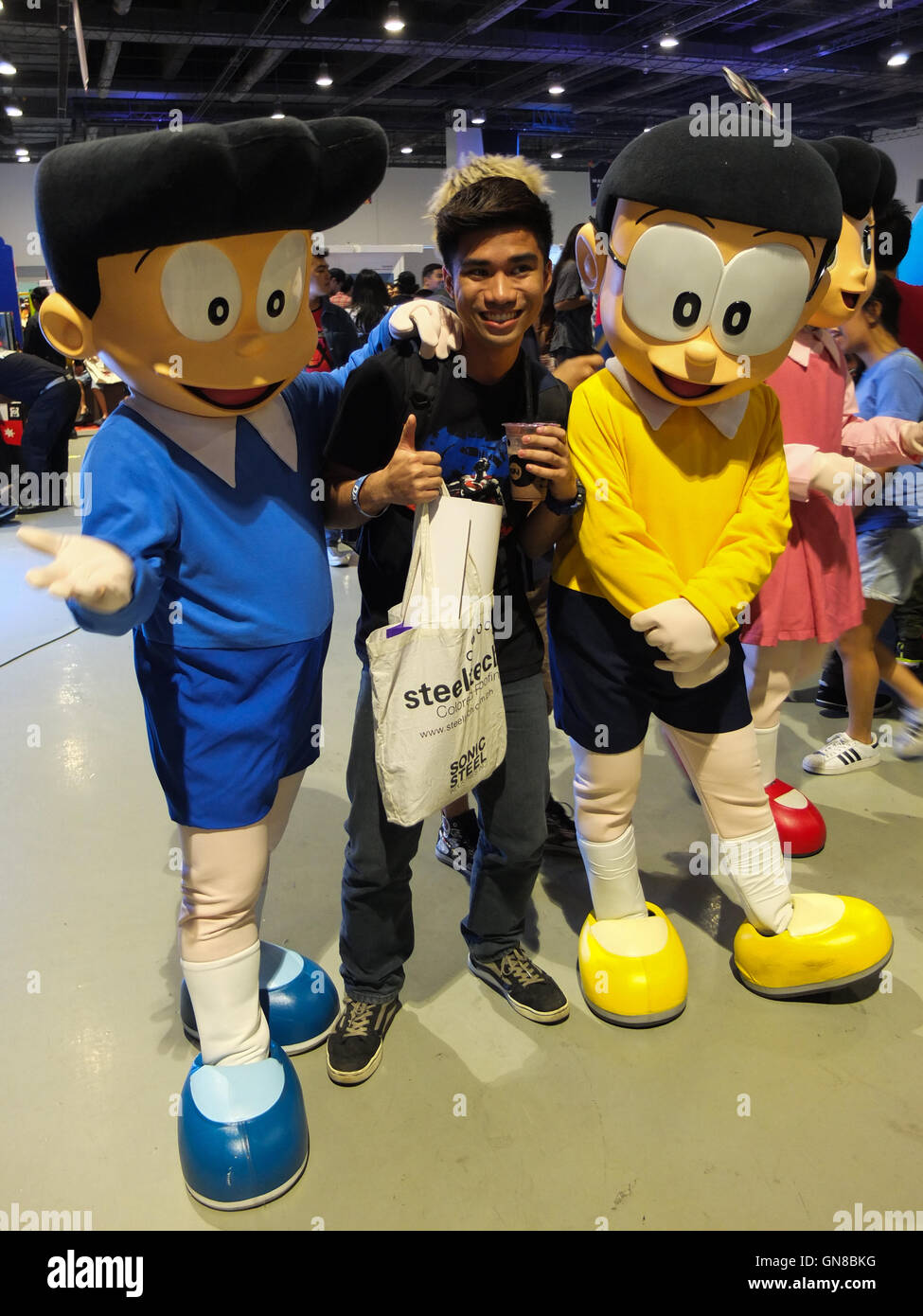 Pasay City, Philippines. 28th Aug, 2016. A male teener, posed with this ...