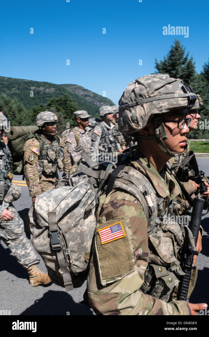 Soldiers marching back formation hi-res stock photography and images ...
