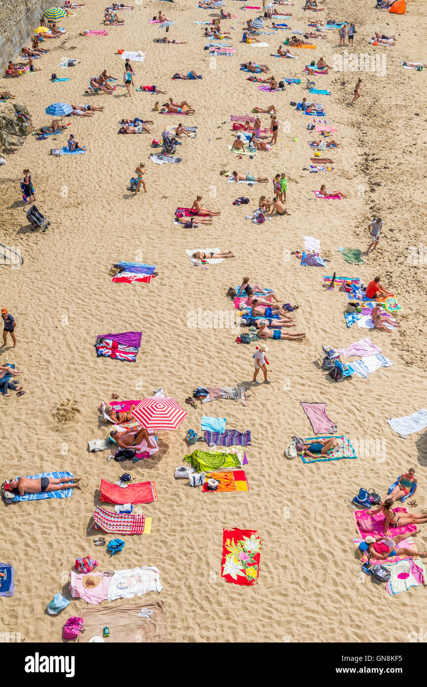 French women sunbathing hi-res stock photography and images - Alamy