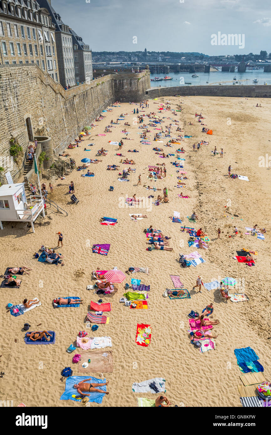 French women sunbathing hi-res stock photography and images - Alamy
