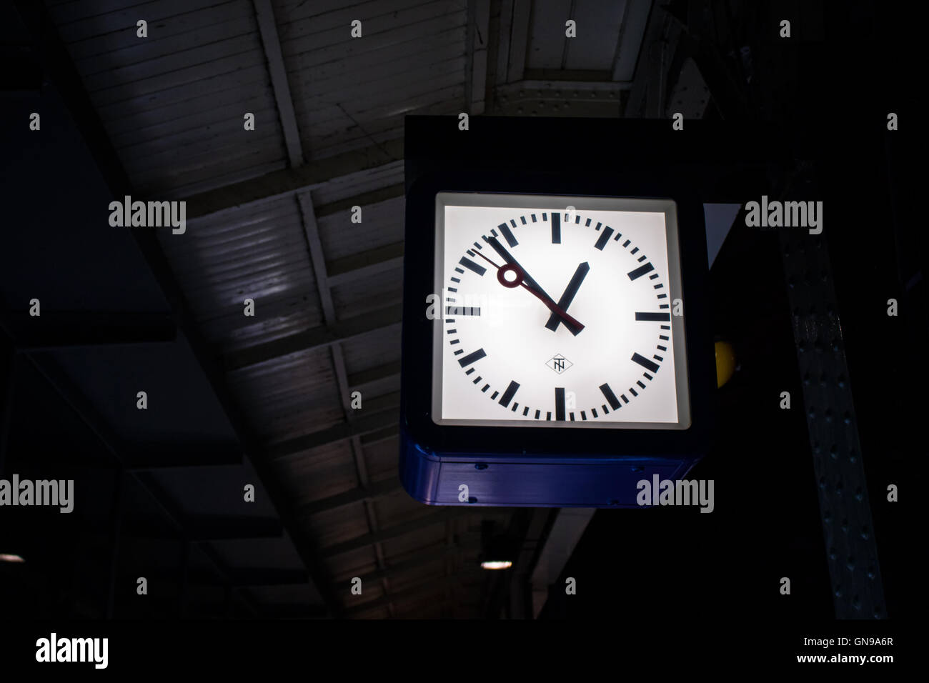 Train delay sign hi-res stock photography and images - Alamy