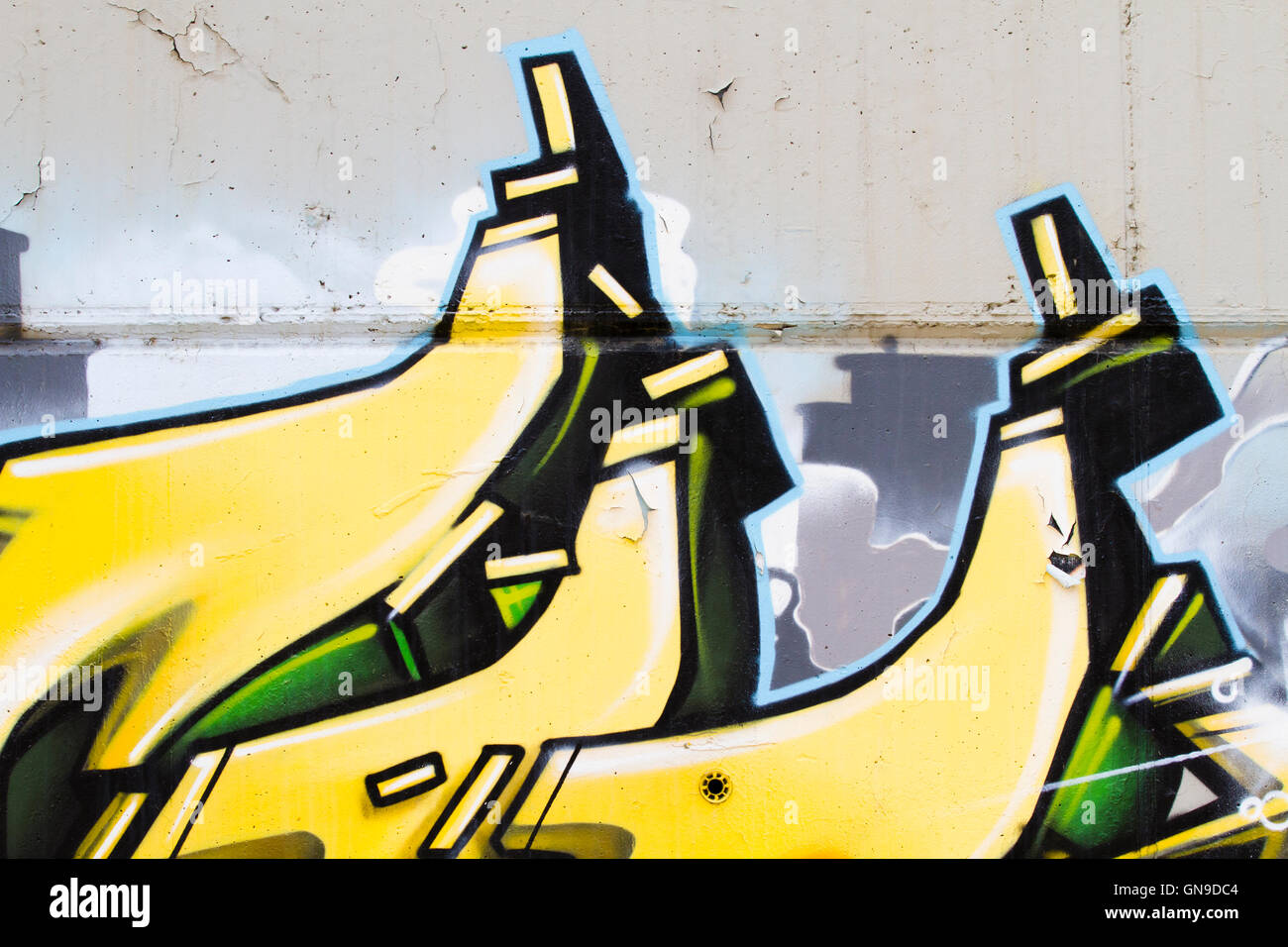 amazing yellow grafitti Stock Photo - Alamy