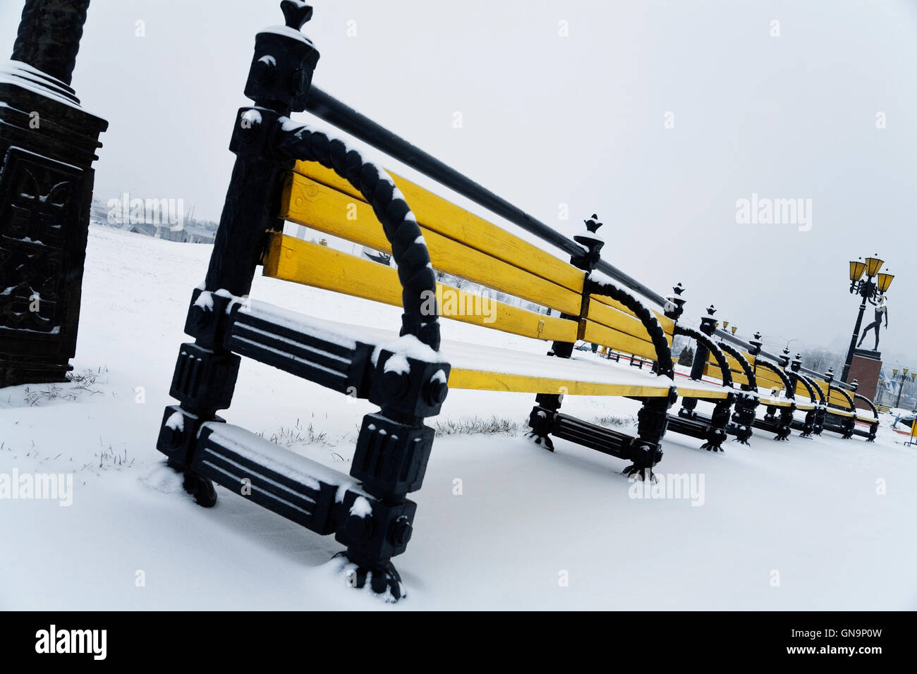 row of benches in city park Stock Photo - Alamy