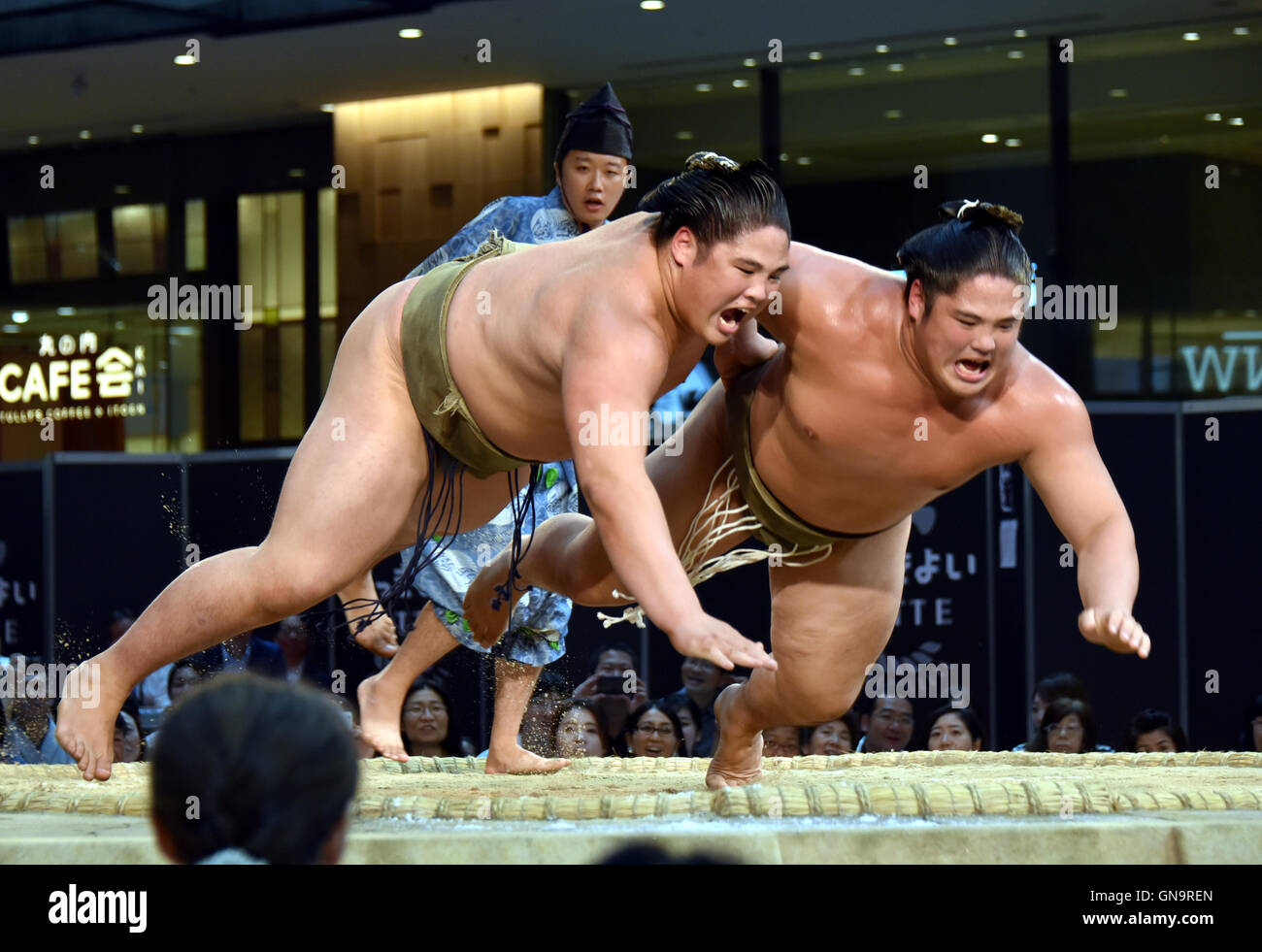 Tokyo, Japan. 28th Aug, 2016. Twin sumo wrestlers dive in a comic act ...